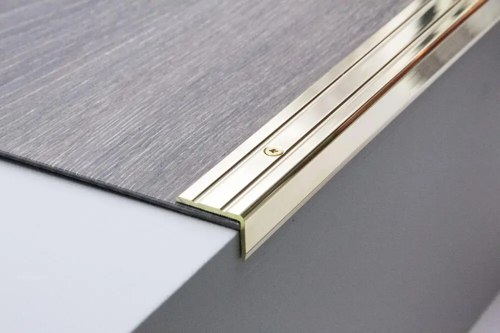 Vinkelprofil, 26 x 17 mm. poleret messing. Midthullet - LAVE PRISER